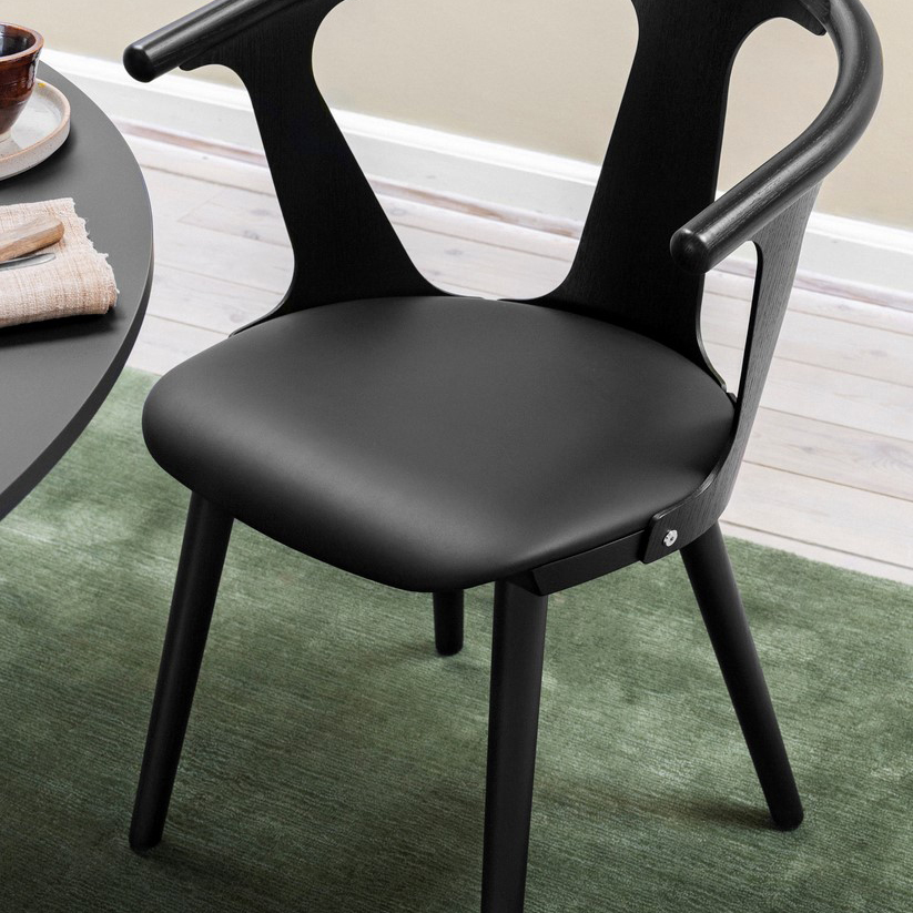 In Between Stol SK2 Black Lacquered Oak/Black Silk Leather - Eske AS